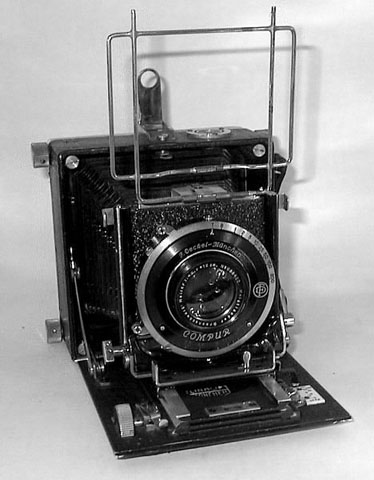 Stereo photos of classic press, view, and large-format SLR cameras